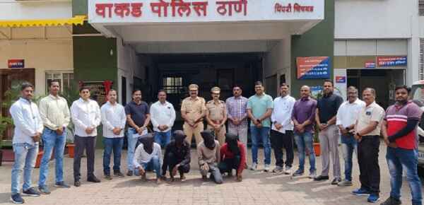 मेडिकल स्टोअर मालकाला लुटणारी टोळी अटक Gang arrested for robbing ...